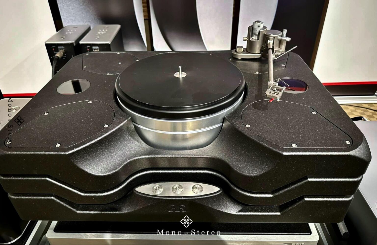 Acoustical Systems A*Stellar Turntable – Ultimate High-Fidelity
