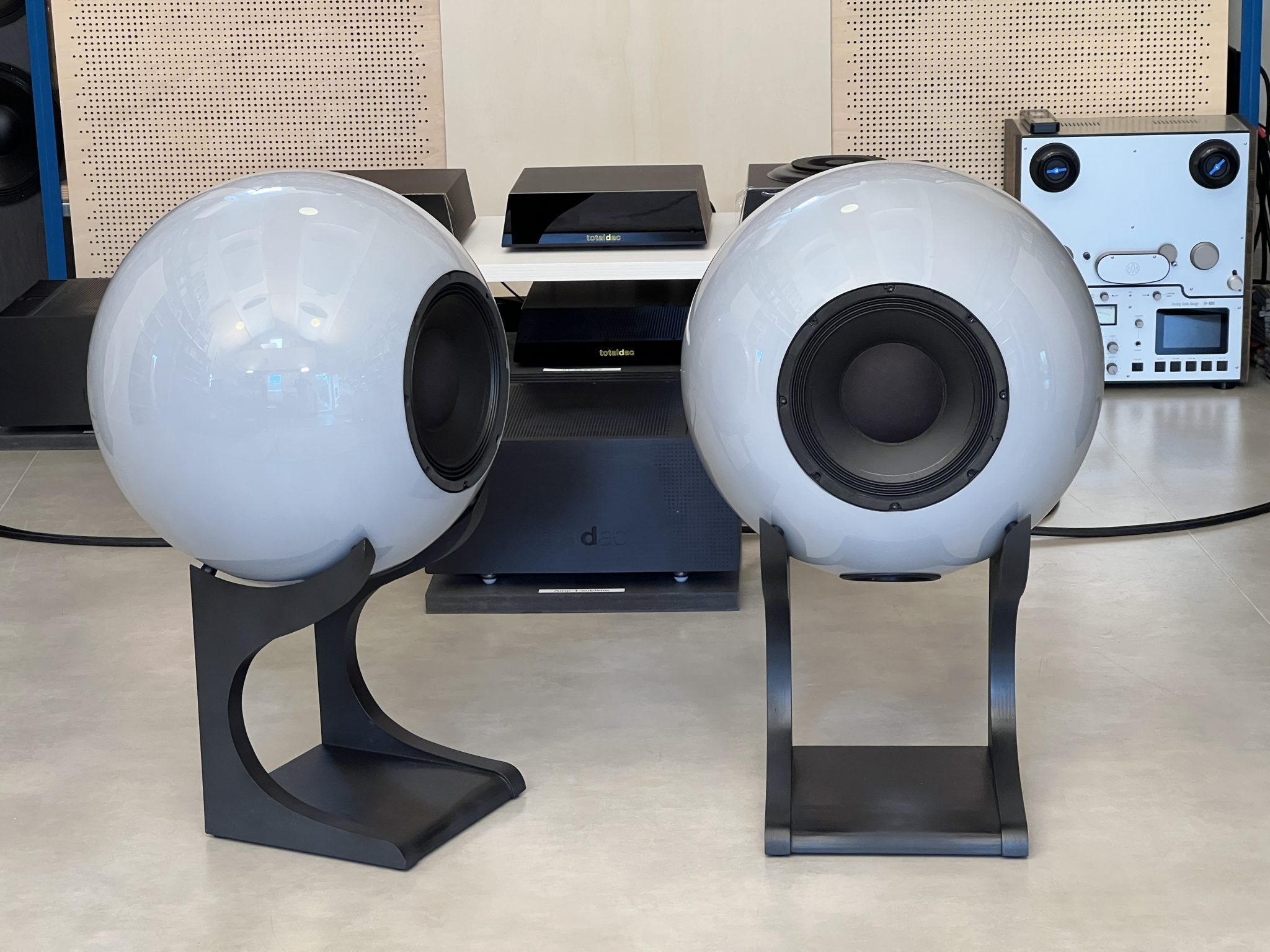 TOTALDAC BALLOON SPEAKERS – Ultimate High-Fidelity