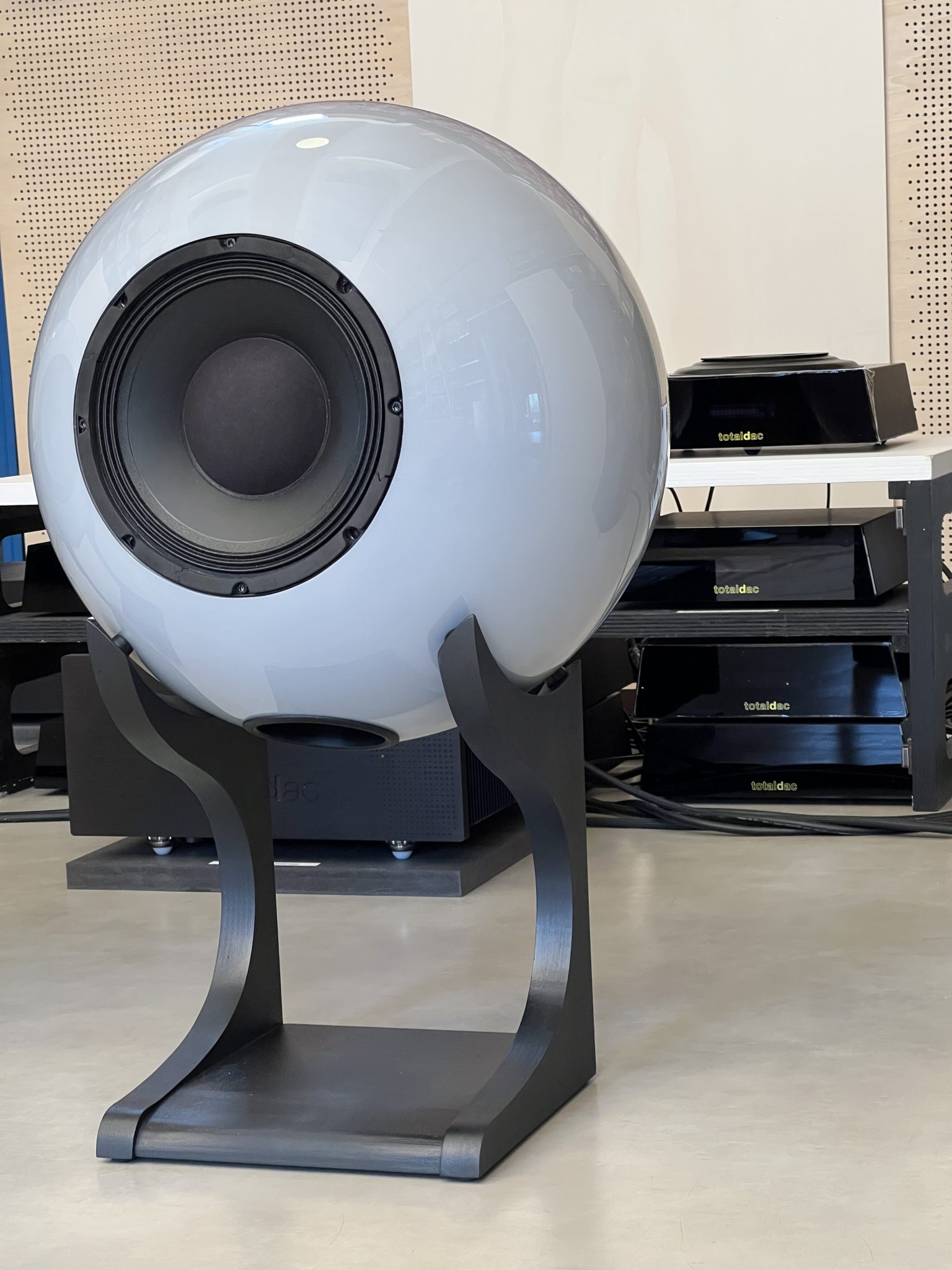 TOTALDAC BALLOON SPEAKERS – Ultimate High-Fidelity