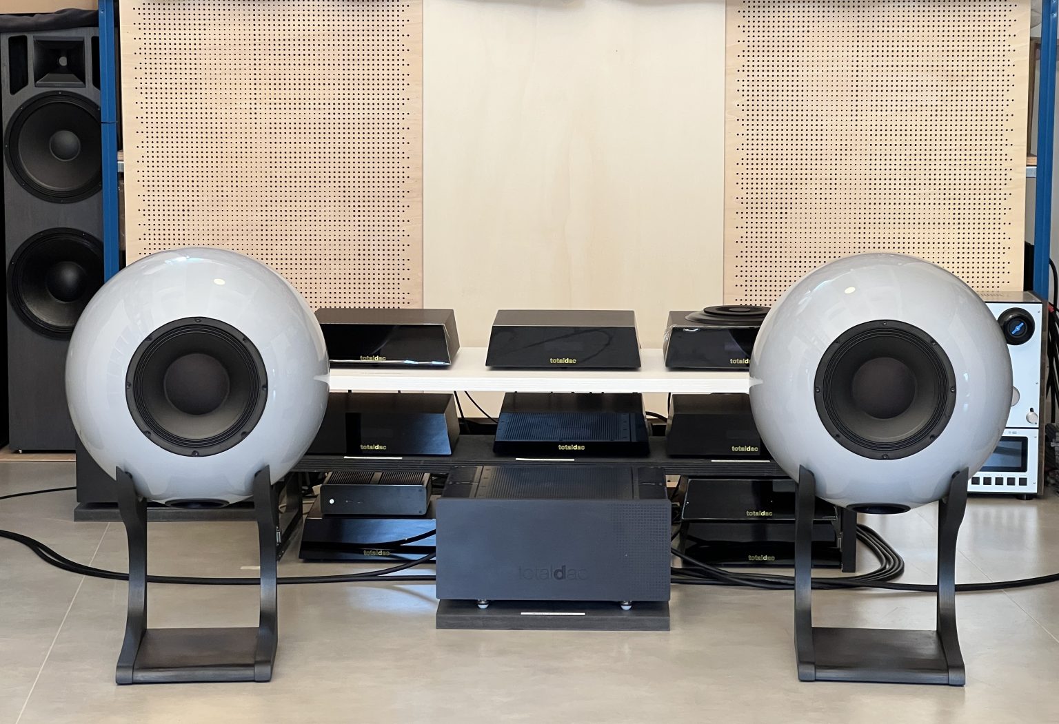 TOTALDAC BALLOON SPEAKERS – Ultimate High-Fidelity
